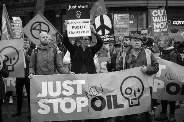 Weak UK lobbying laws let fossil fuel giants influence climate policies ...